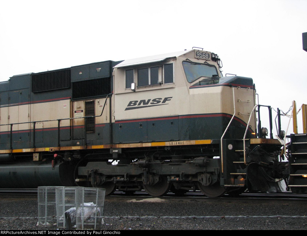 BNSF Cream and Green SD70MAC